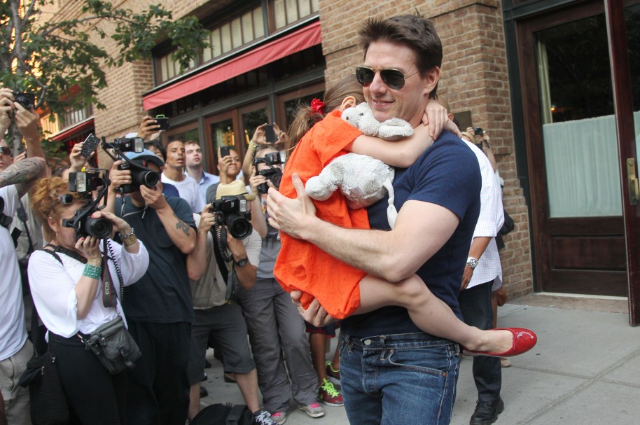 Tom Cruise piensa que su hija Suri está 'poseída' Tom Cruise piensa que su hija Suri está 'poseída'