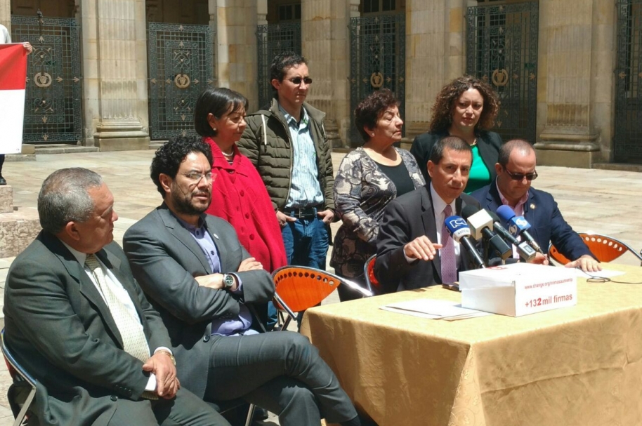 Con 130 Mil Firmas Presentan Proyecto Para Reducir Salario De Congresistas