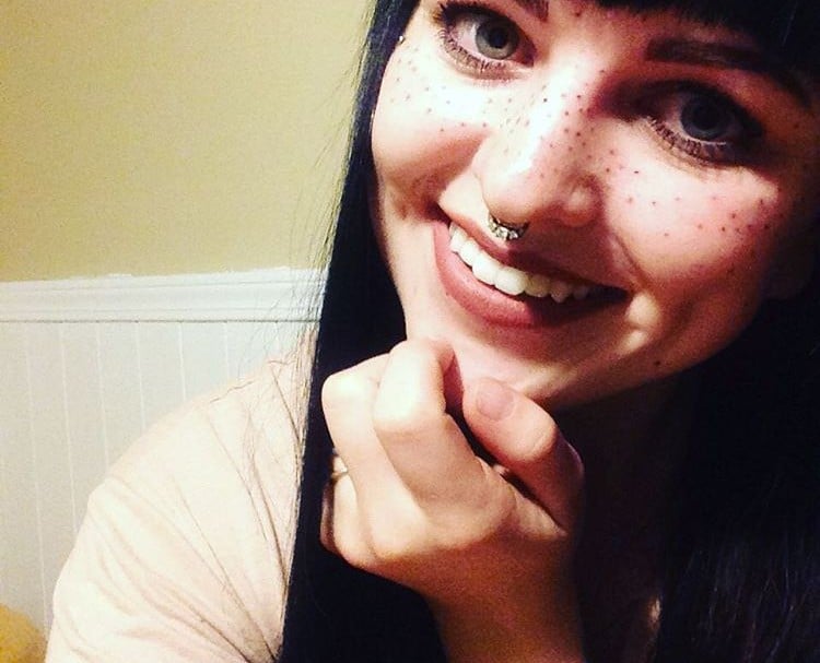 Tatuajes De Pecas En La Cara Están De Moda
