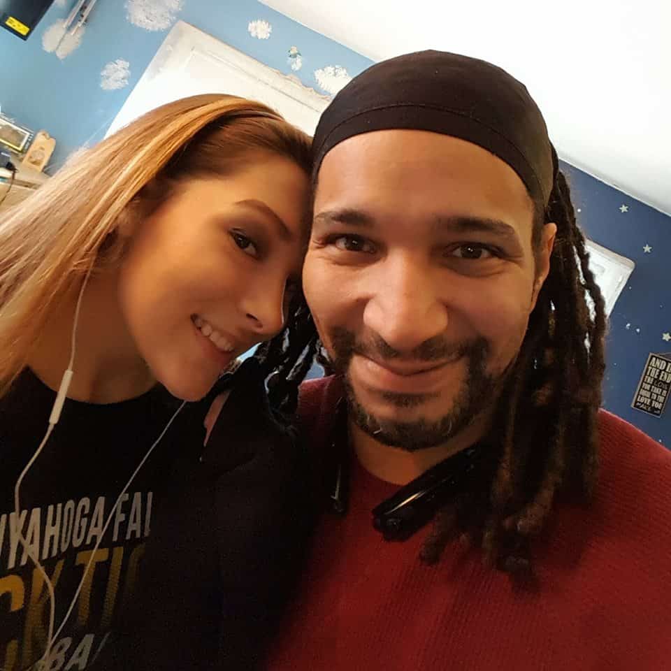 Joven le pide a padrastro que la adopte: video