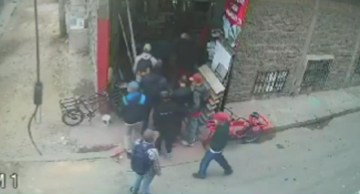 Ladrones roban en manada en Kennedy en Bogotá y acorralan a víctimas ...